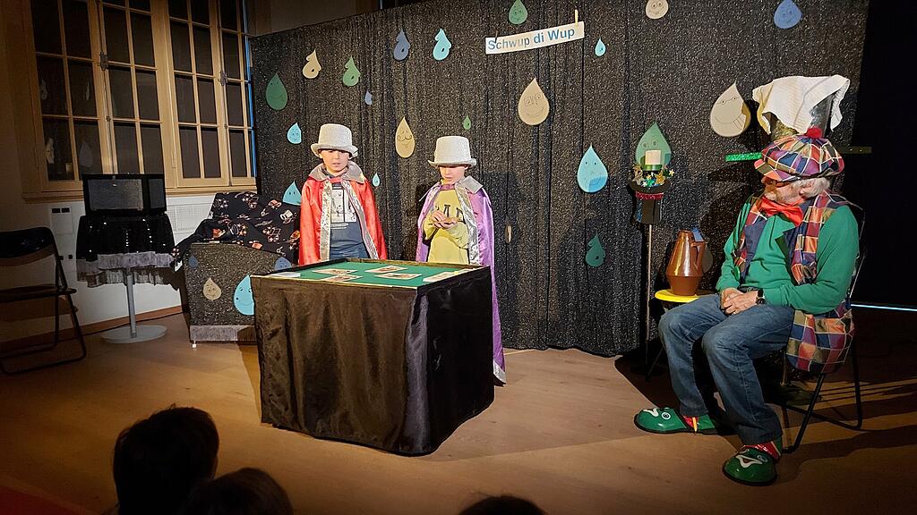 Zaubervorstellung mit David Lindauer (von links), Simon Mettler und ...