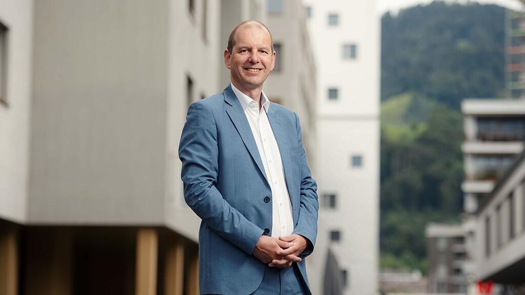 Der neue Gemeindeschreiber Michael Siegrist auf dem Gemeindehausplatz.