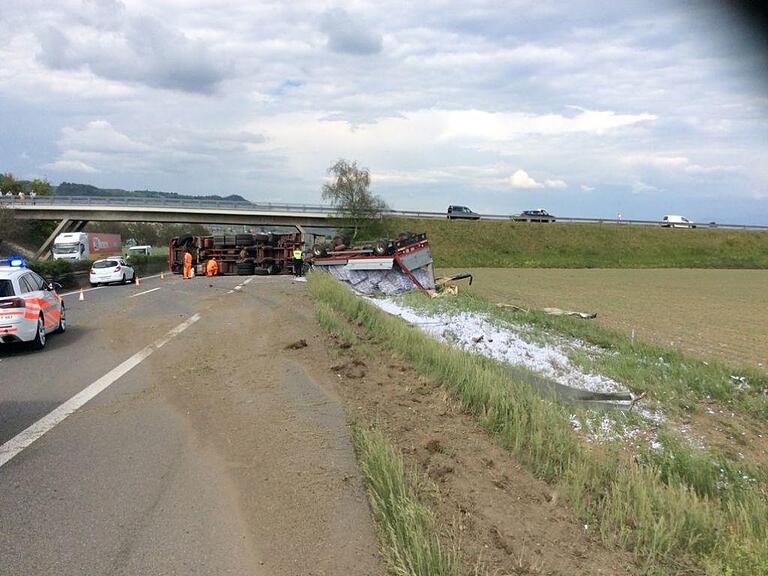 Lastwagen mit Anhänger kippt auf Autobahn um