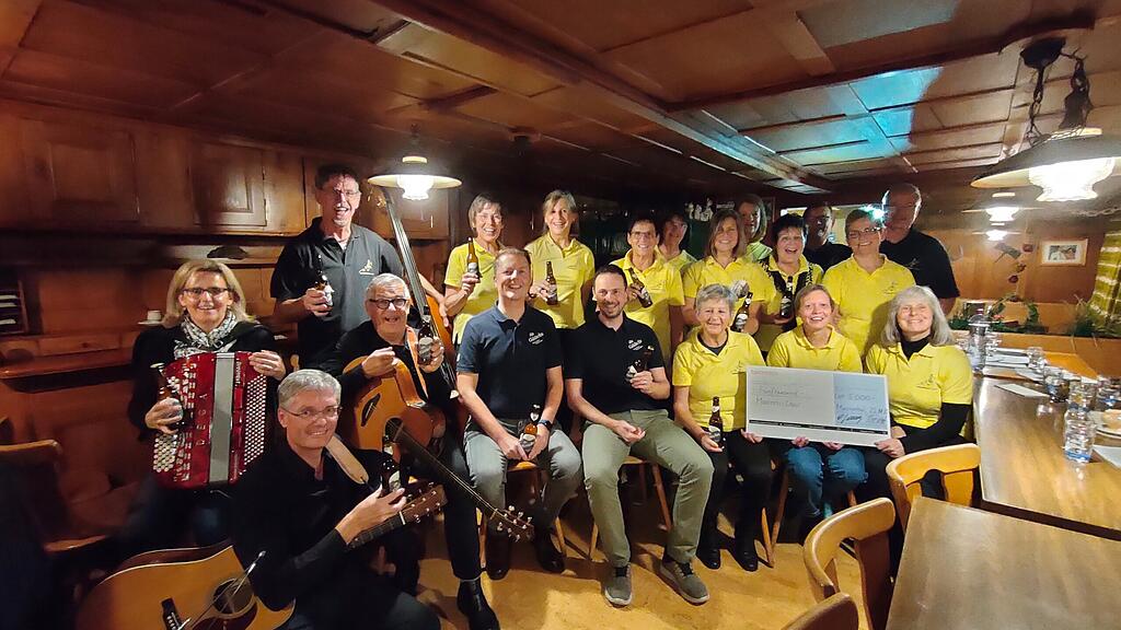 Der Verein «Muätitaler Biär» würdigt den Maronichor mit 5000 Franken ...