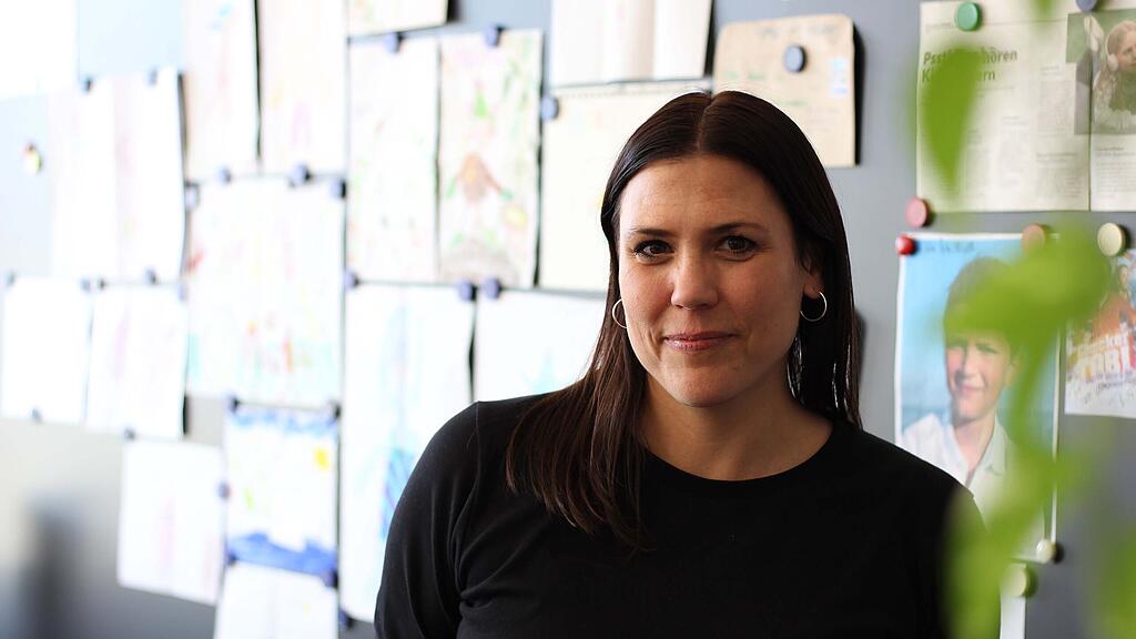 Andrea Fehr in den Redaktionsräumen von SRF Kids.