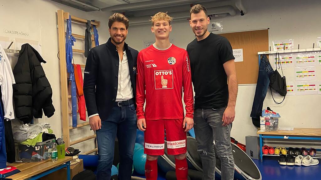 Nach seinem ersten Pflichtspiel mit den FCL-Profis posiert Pascal ...