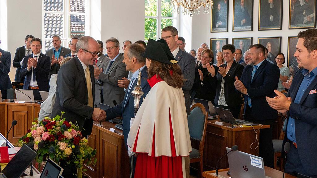 Der abtretende Kantonsratspräsident Dominik Rohrer (im Vordergrund links) gratuliert seinem ...