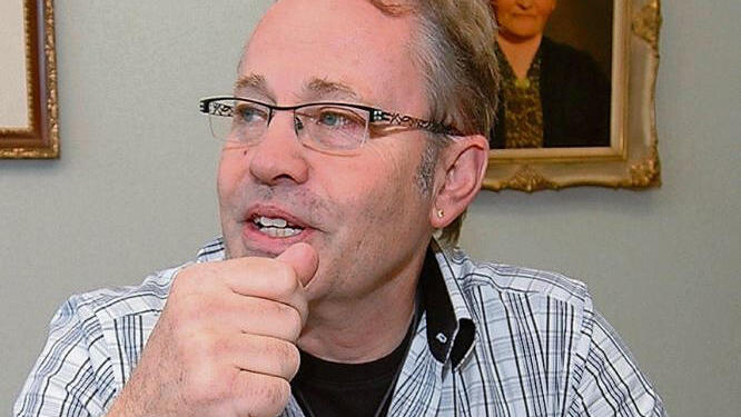 Paul Camenzind ist im Namen der Ibächler Messerschmiede unterwegs.