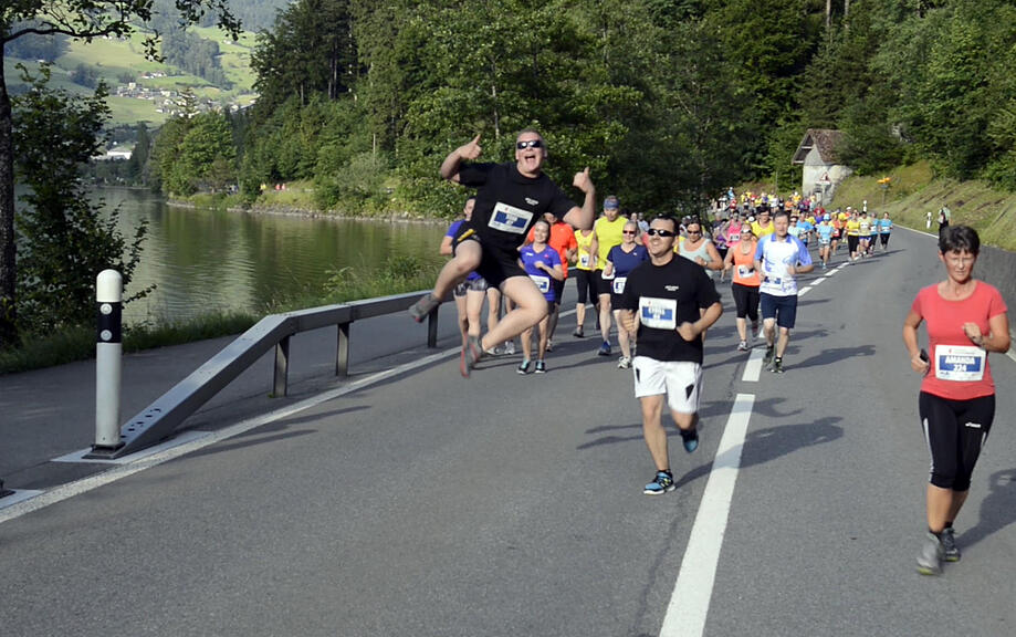 Die Jogging-Party um den Lauerzersee im Video