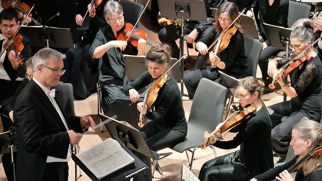 Links im Bild: Dirigent Philippe Bach.