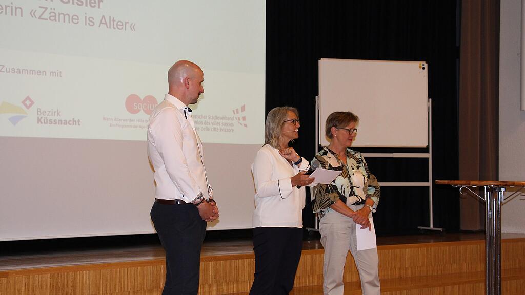 Zum Auftakt des Bezirksgesprächs: Moderatorin Sonja Hasler (Mitte ...