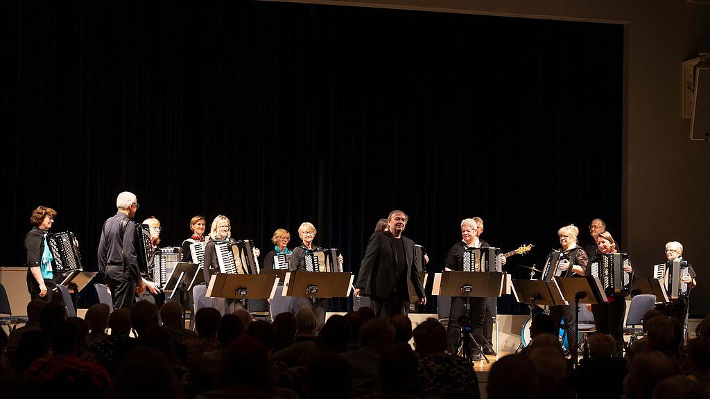 Dirigent Segej Simbirev und das Orchester empfangen den Applaus im ...