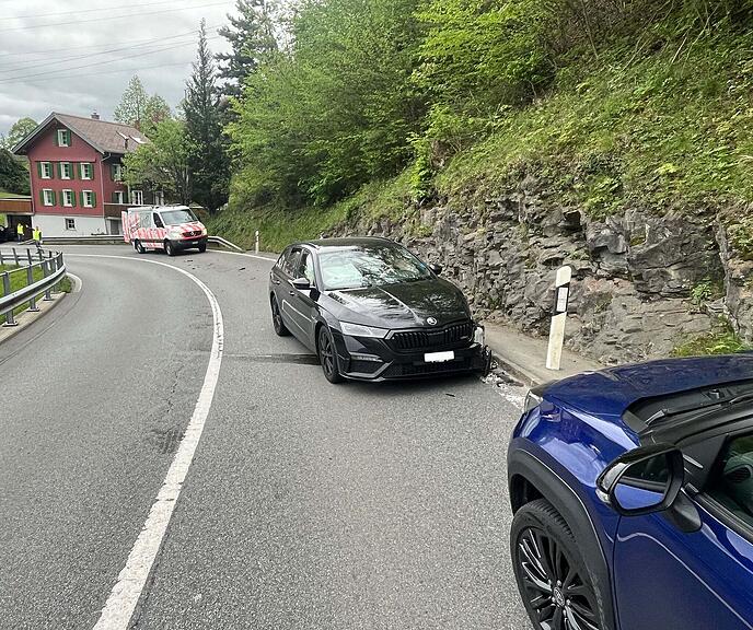 Frontalkollision zwischen zwei Autos – zwei verletzte Lenker