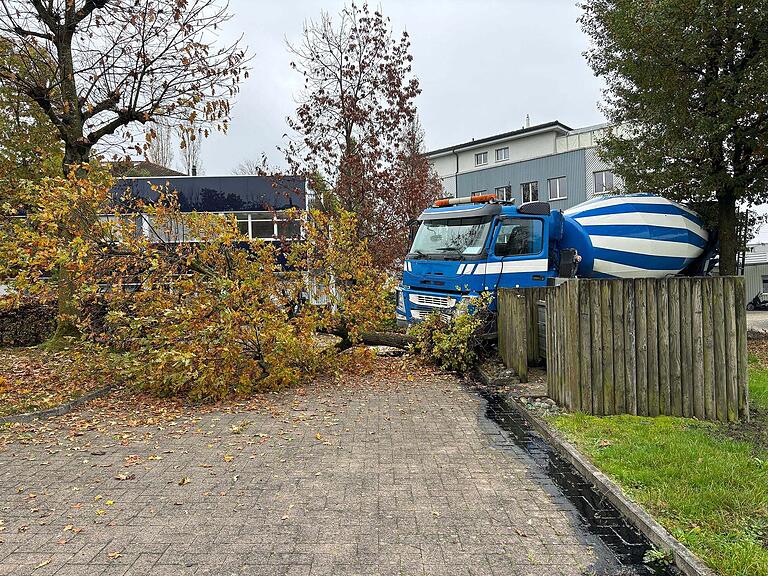 Stromausfall nach Lastwagenunfall – Passanten löschen kleinen Brand