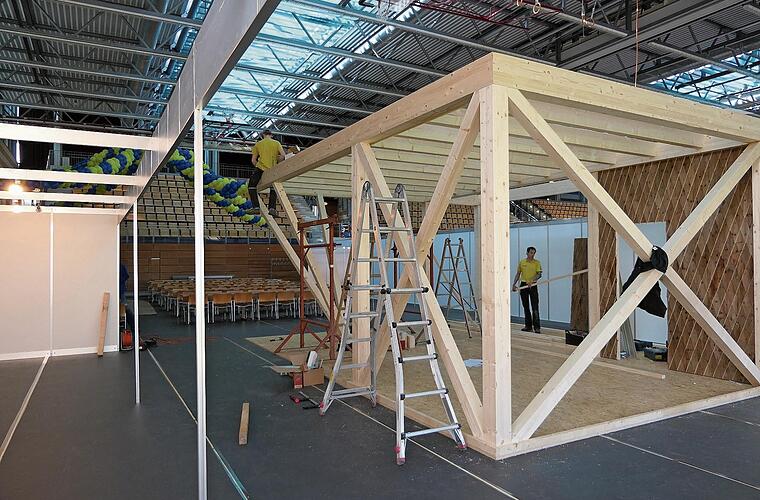 Aufbauarbeiten der Baarer KMU Ausstellung laufen auf Hochtouren