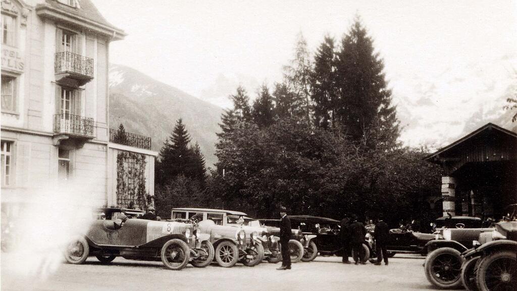 Wagenpark der Teilnehmer am Bergrennen Grafenort–Engelberg neben dem ...
