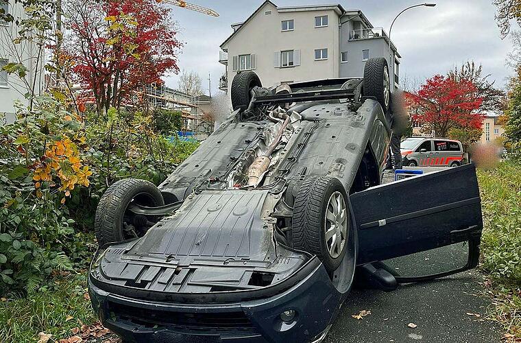 Auf dem Dach gelandet: Selbstunfall fordert zwei Verletzte