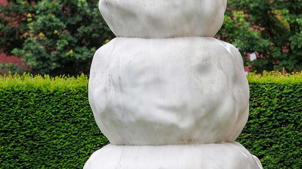 Der Urner Künstler Peter Regli hat den riesigen Schneemann auf dem ...