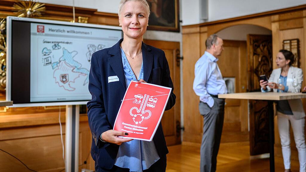 Stephanie von Samson stellt das Gesamtverkehrskonzept vor.