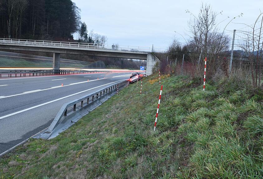 Medizinischer Notfall: Auto fährt in LKW, kollidiert mit Leitplanke und ...