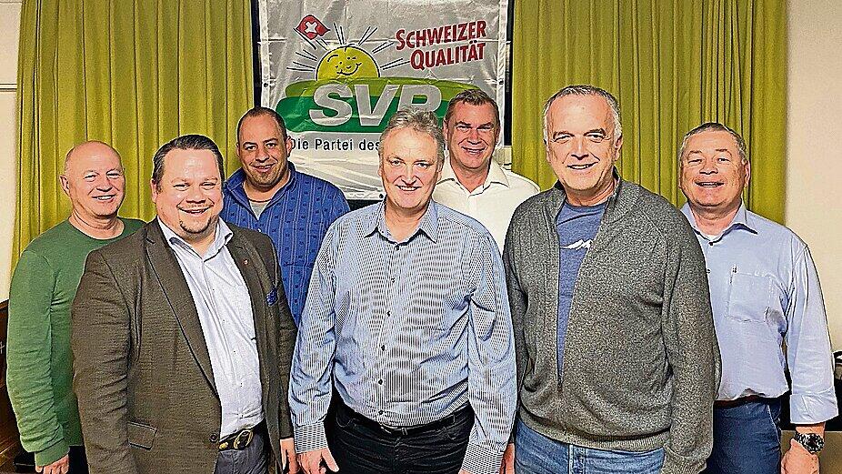 Der Kandidat für den Gemeinderat, Marc Steinegger, Seewen (Bildmitte ...