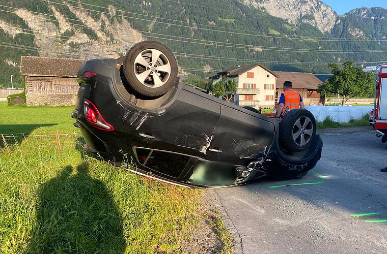 Auto landet nach Kollision mit Pfosten auf dem Dach