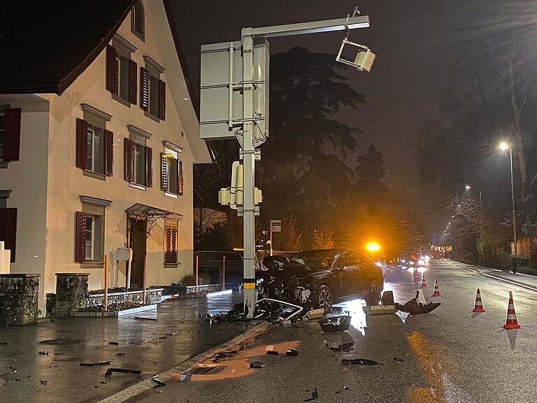Auto prallt in Ampel, Fahrer lebensbedrohlich verletzt ‒ wer hat etwas ...