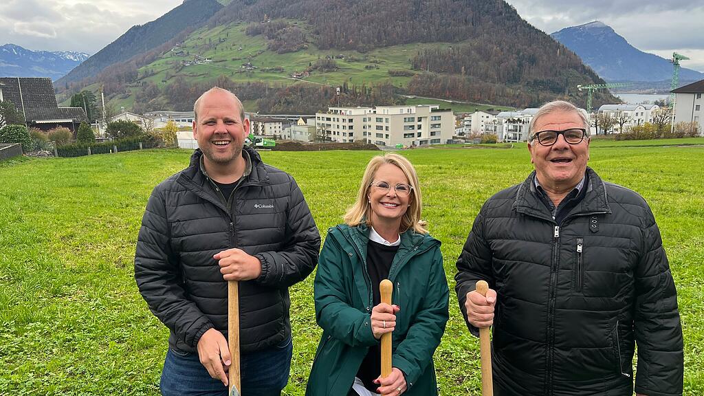 Angela Hess Christen von der Christen AG flankiert von Beat Föhn jun ...