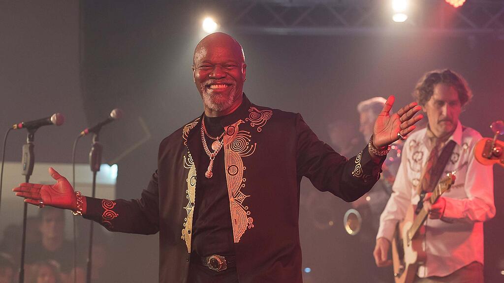 Strahlt übers ganze Gesicht: Soulsänger Stan Mosley (an der Gitarre ...