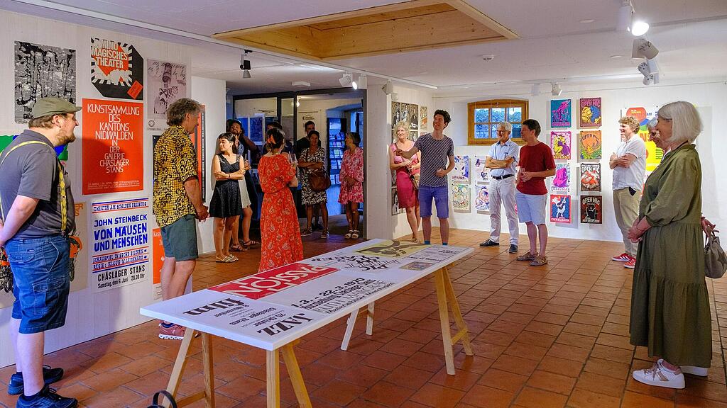 Michael Leuthold führte an der Vernissage durch die Ausstellung «Das ...