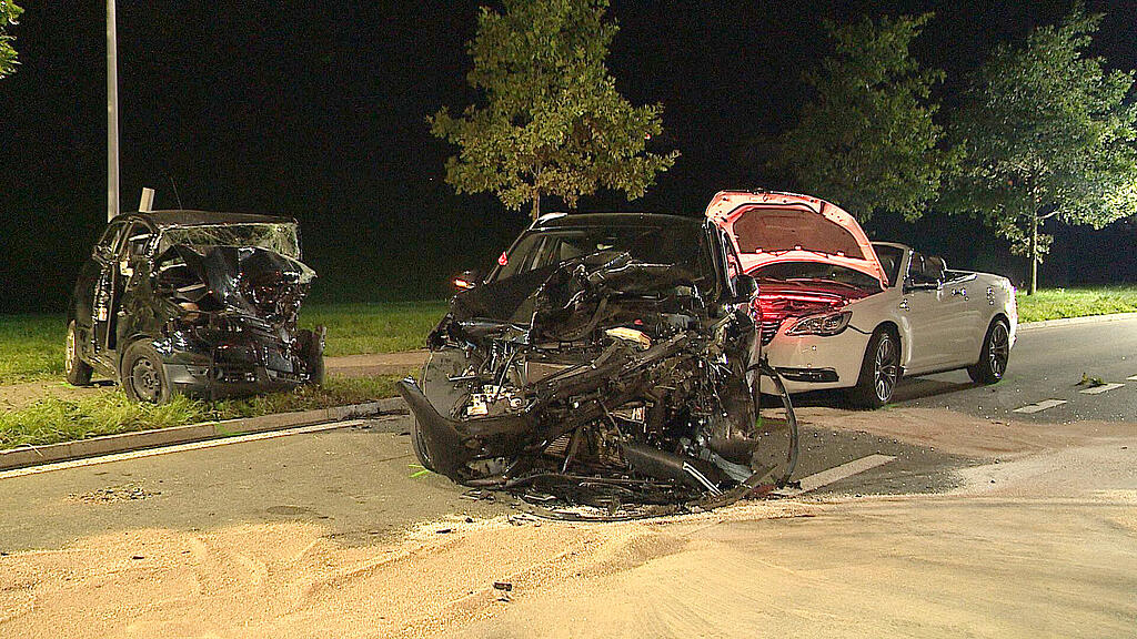 Sieben Verletzte bei Horror-Crash: Schwyzer Auto frontal erfasst