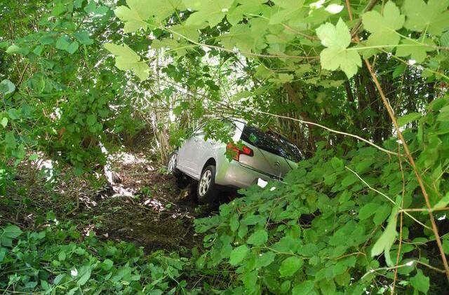 Mit dem Auto über Hang abgerutscht