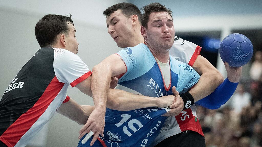 Devin Lang (blaues Dress), hier im Spiel gegen Pfadi Winterthur ...