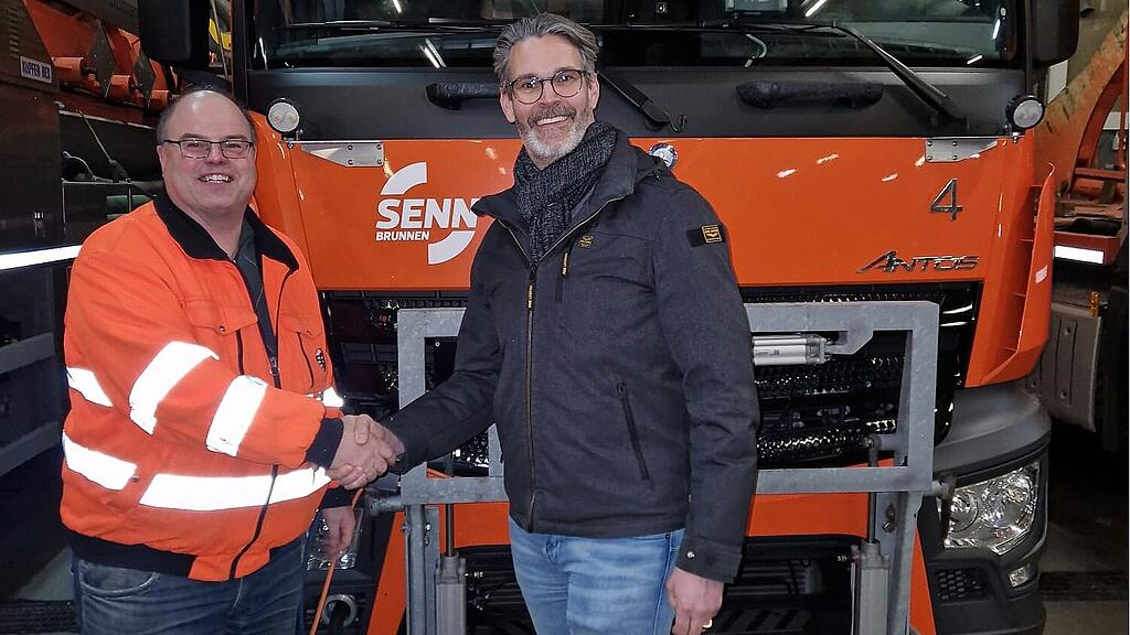 Martin Senn (links), Geschäftsführer der Senn Brunnen AG, übergibt den ...