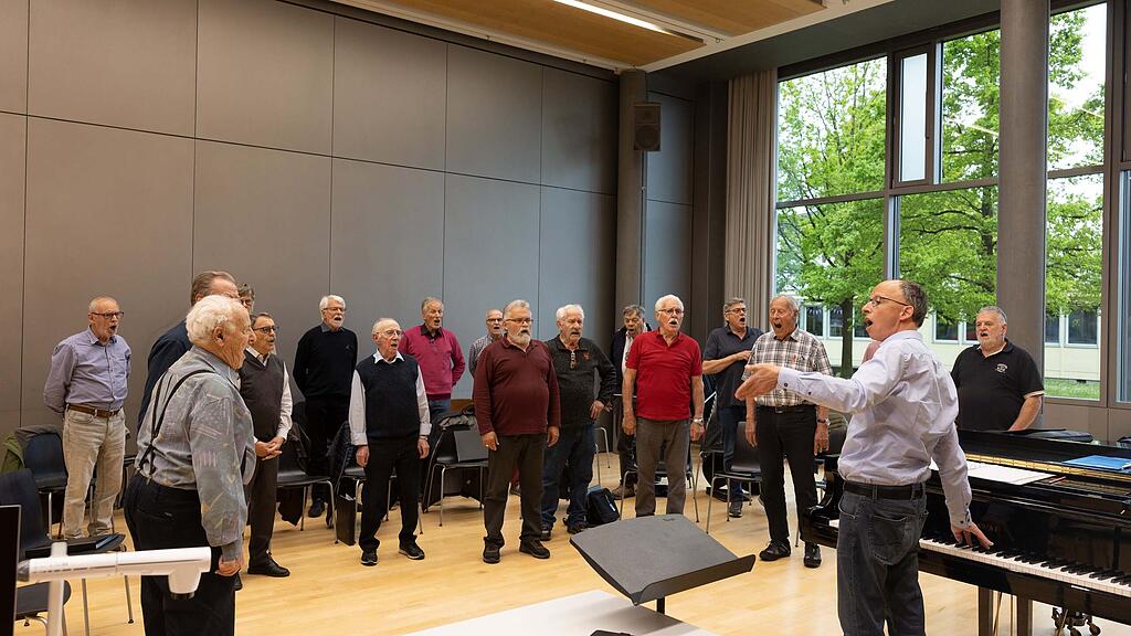 Der Chor Rumantsch Zug (mit Chorleiter Jürg Wasescha) feiert sein 75 ...