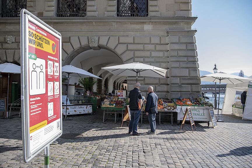 Stadt Luzern prüft Maskenpflicht am Wochenmarkt – und lässt das Seeufer ...