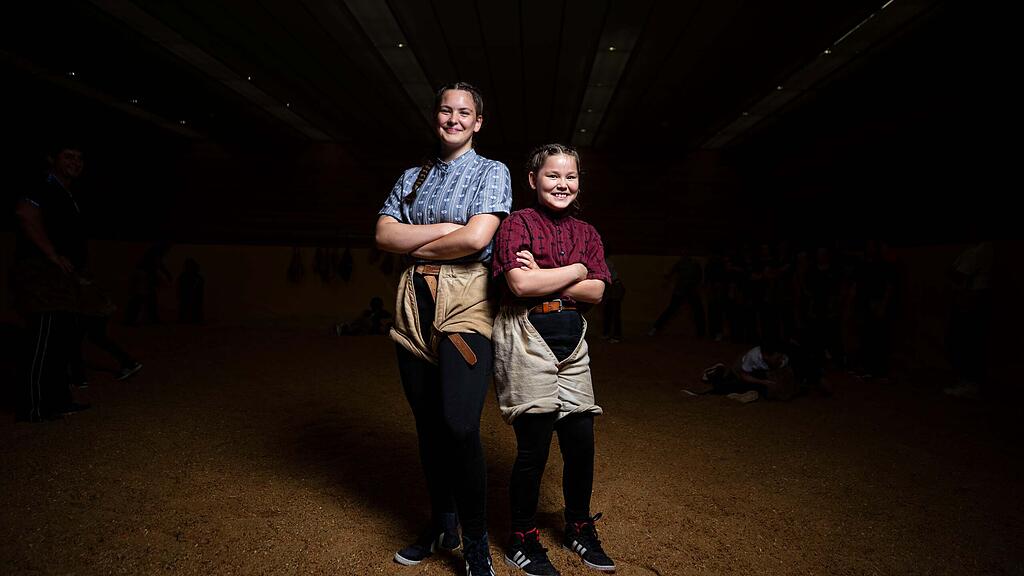 Laraina (links) und Stephanie Iten bereiten sich unter anderem im ...