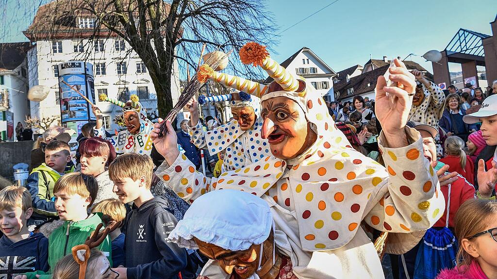 Macht den Kindern Eindruck: Greth Schell mit ihren Lölis. (Bild ...