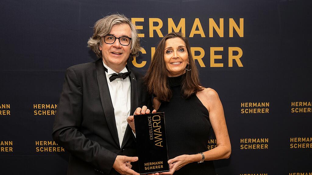 Gastgeber Hermann Scherer überreicht den Award für den ersten Platz an ...