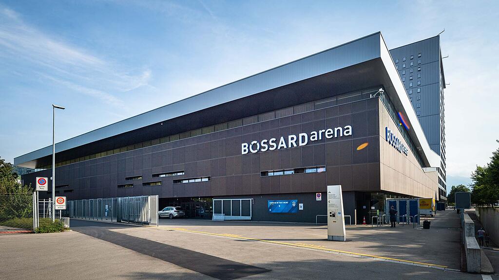 Die Bossard Arena entlang der Weststrasse.