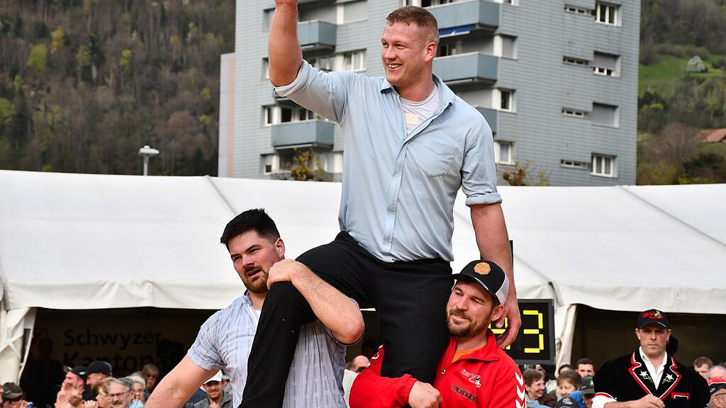 Pirmin Reichmuth lässt sich auf den Schultern von Schlussganggegner ...