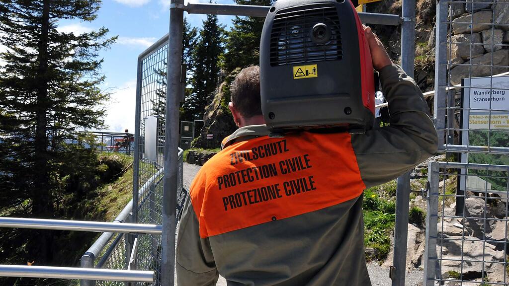 Ein Nidwaldner Zivilschützer im Einsatz auf dem Stanserhorn.
