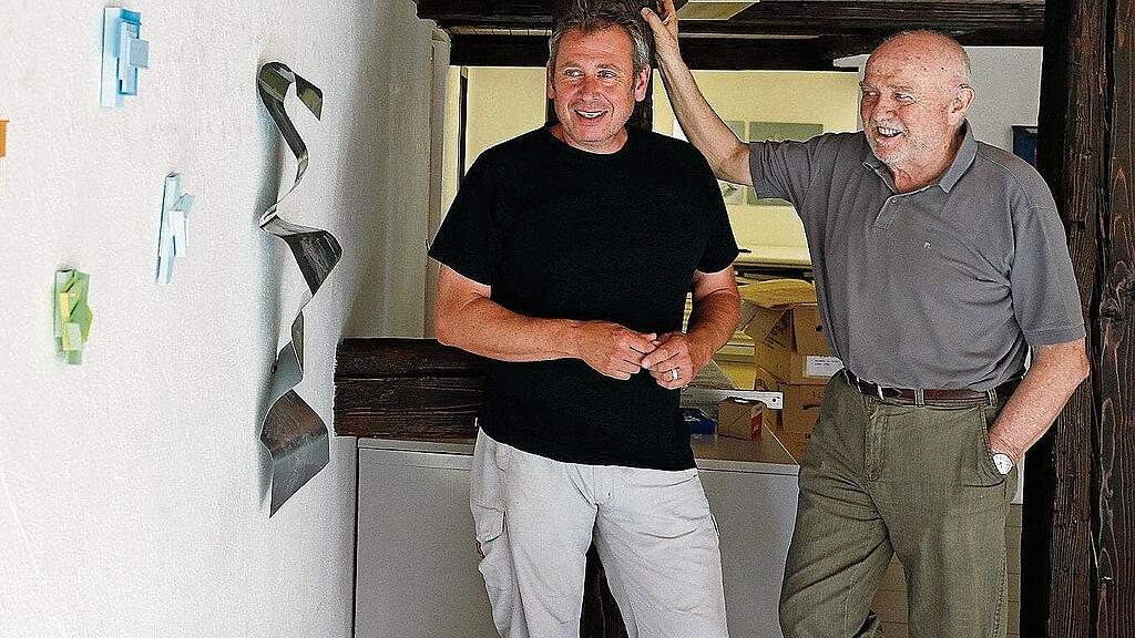 Martin Bucher (links) und Emil Gut mit ihren Objekten in der Z-Galerie ...