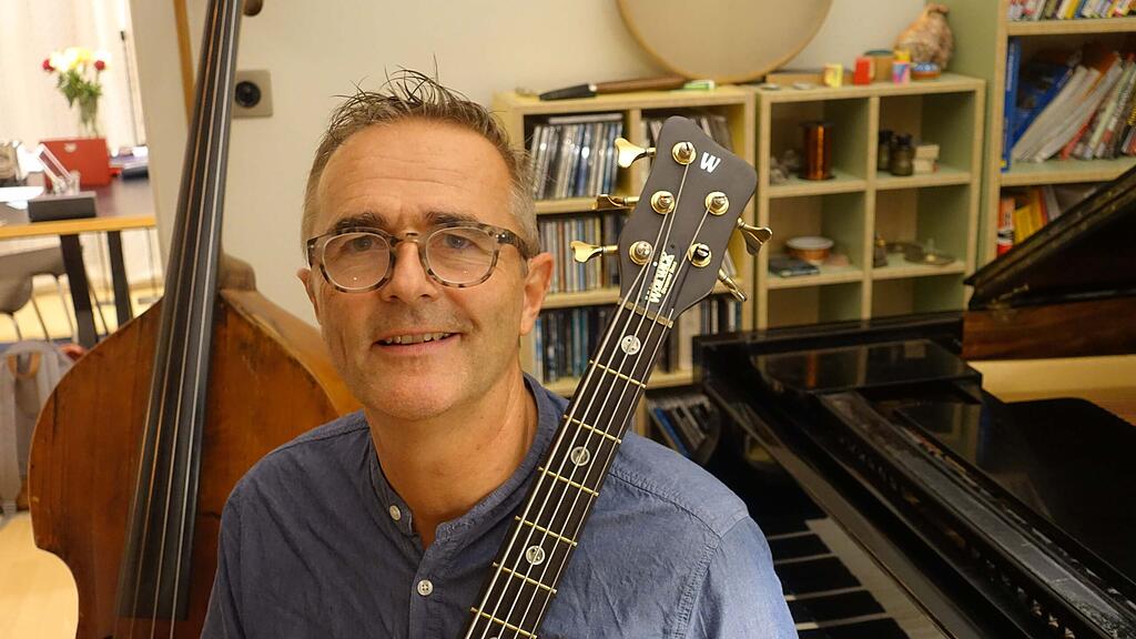 Der Aarauer Bassist und Bandleader Stephan Athanas.