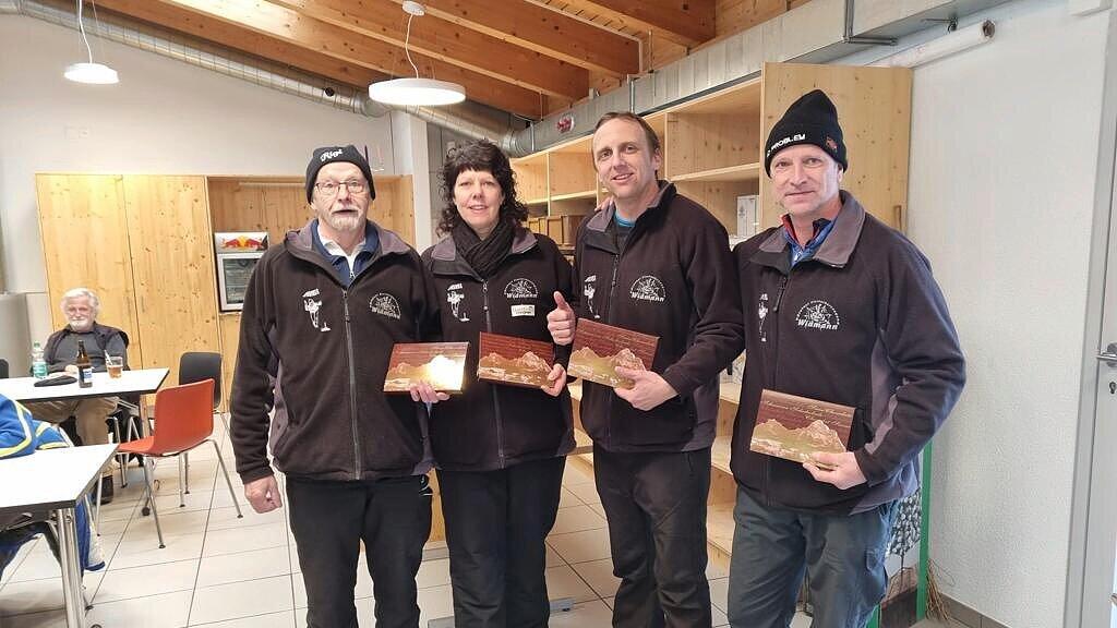 Wintermeister Region Ost – ESC Rigi: Gerry Spiess (von links), Margrit ...