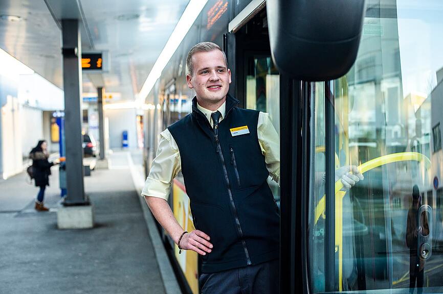 Er ist der jüngste Postauto-Chauffeur der Schweiz – unterwegs auf einer der schönsten ...