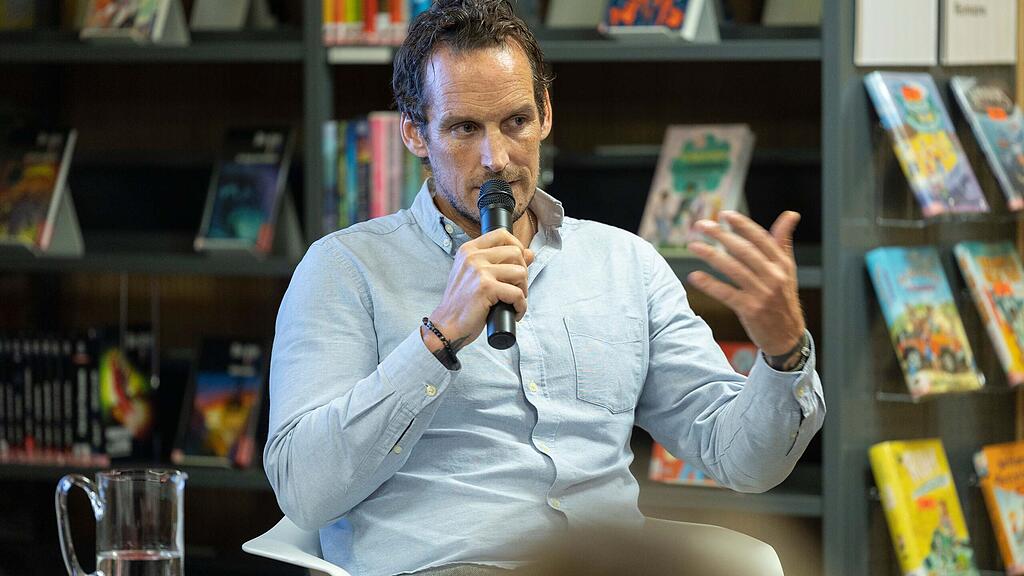 Patrick Fischer gab in der in der Bibliothek Menzingen viele Einblicke ...