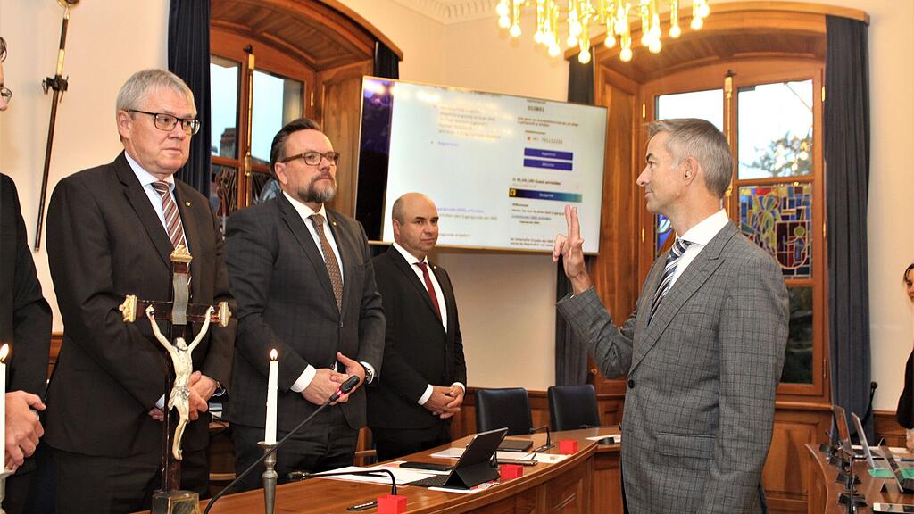 Franz-Xaver Simmen (FDP, Altdorf) legte als neuer Landrat seinen Eid ab ...