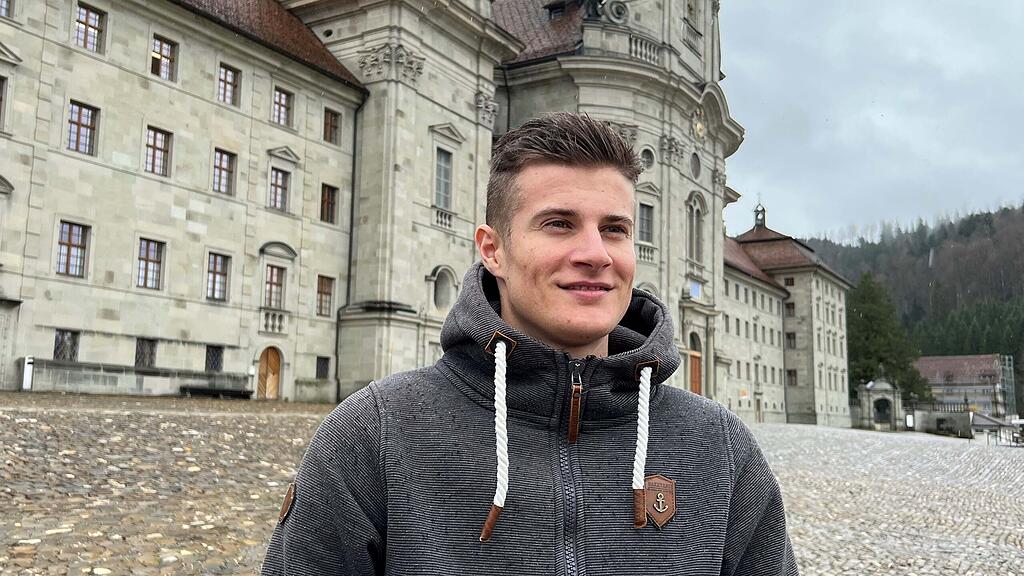 Dominik Peter an diesem Mittwoch vor dem Kloster Einsiedeln.