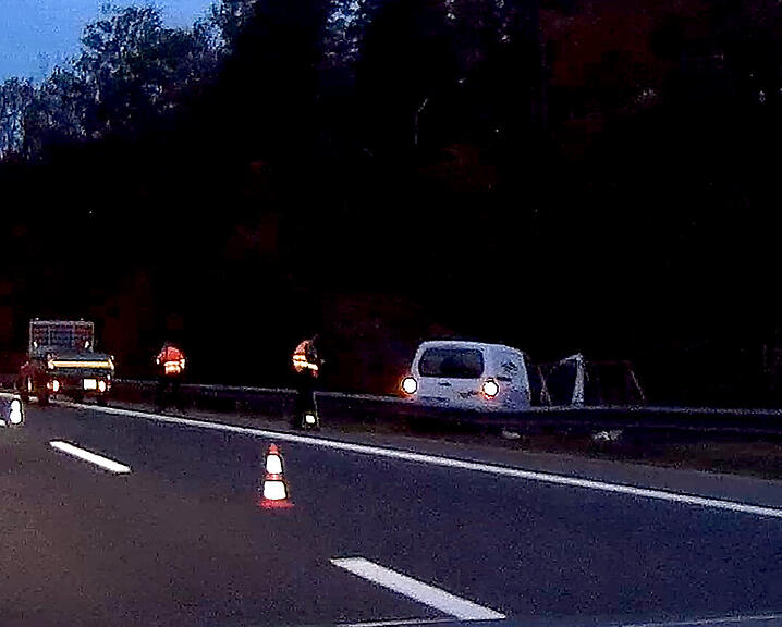 Mit dem Auto über die Leitplanke gerutscht