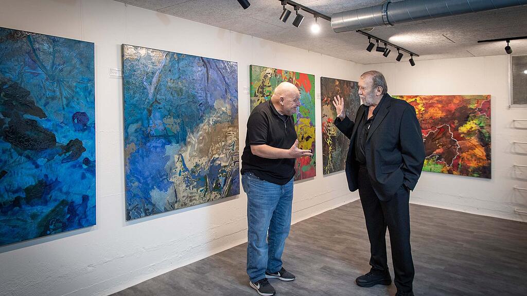 Galeriebetreiber Werner Rein (links) im Gespräch mit dem Künstler James ...