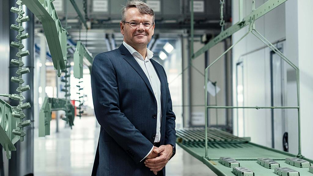 Paul Horstink in der Produktion von Ruag Aerostructures in Emmen.