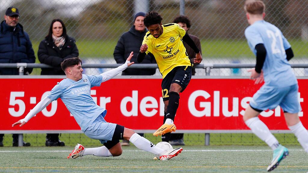 Zug 94 II (David Andrejic, links) konnte den FC Baar (Omar Abduqadir ...