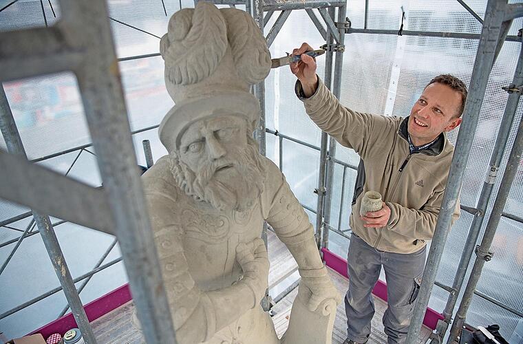 Die Winkelried-Figur auf dem Stanser Dorfbrunnen erhält eine Verjüngungskur